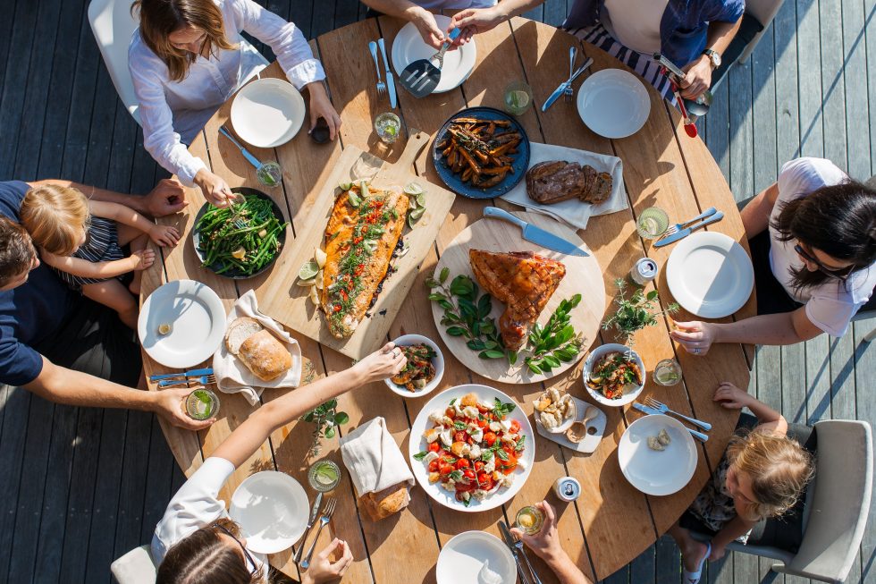 Le repas au centre de la table : repas en famille facilité - Maman ...